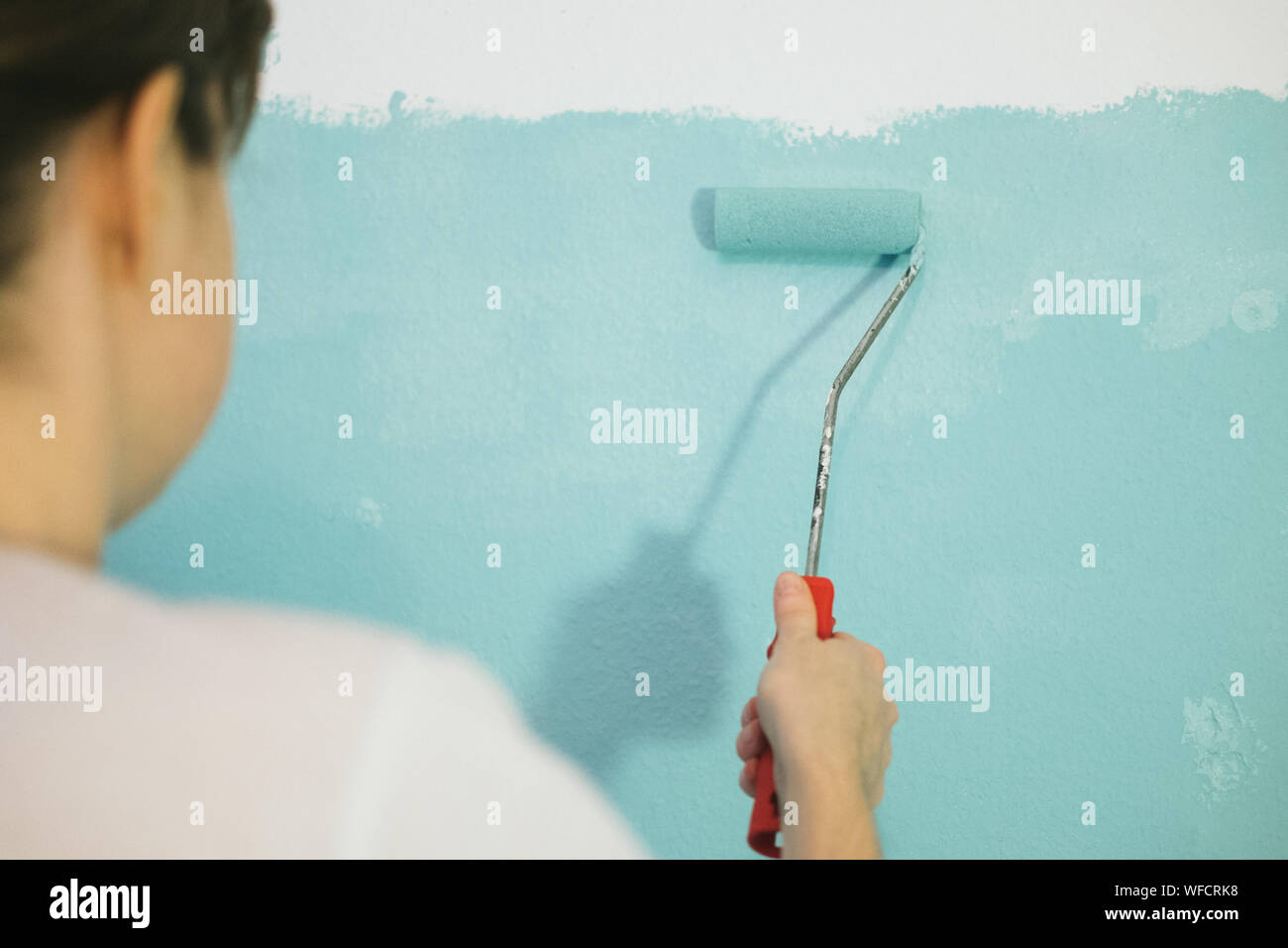 Person painting wall hi-res stock photography and images - Alamy