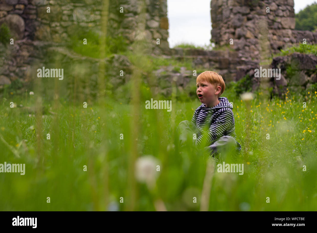 Sitting and crying hi-res stock photography and images - Alamy
