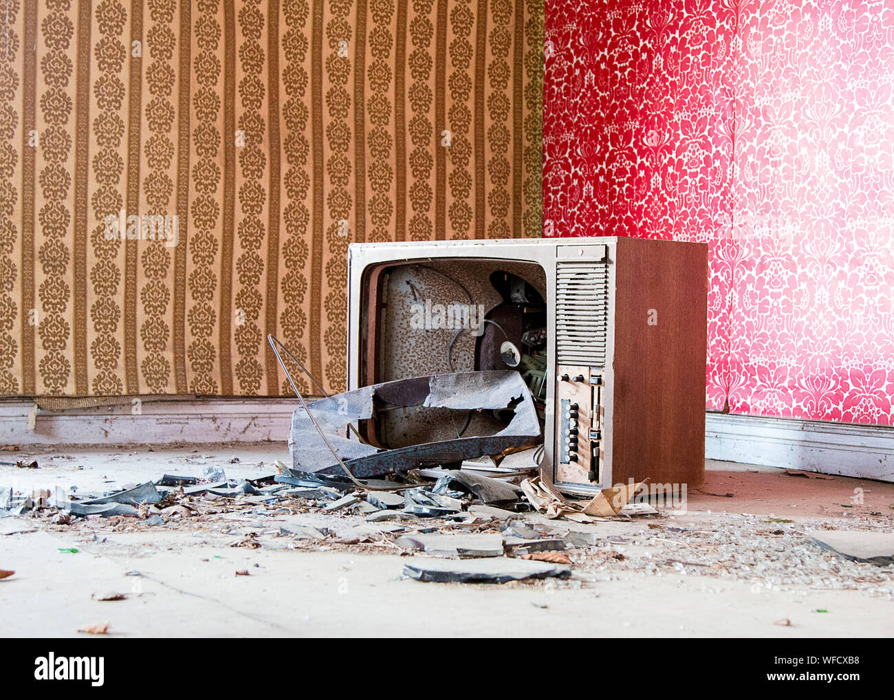 With broken tv hi-res stock photography and images - Alamy