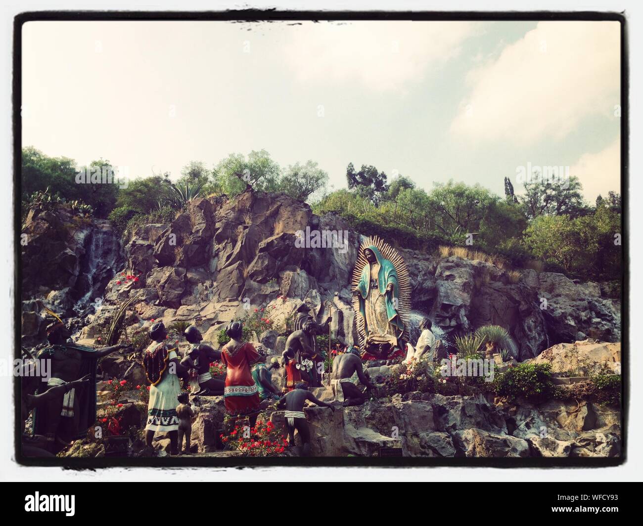 Statues falling hi-res stock photography and images - Alamy