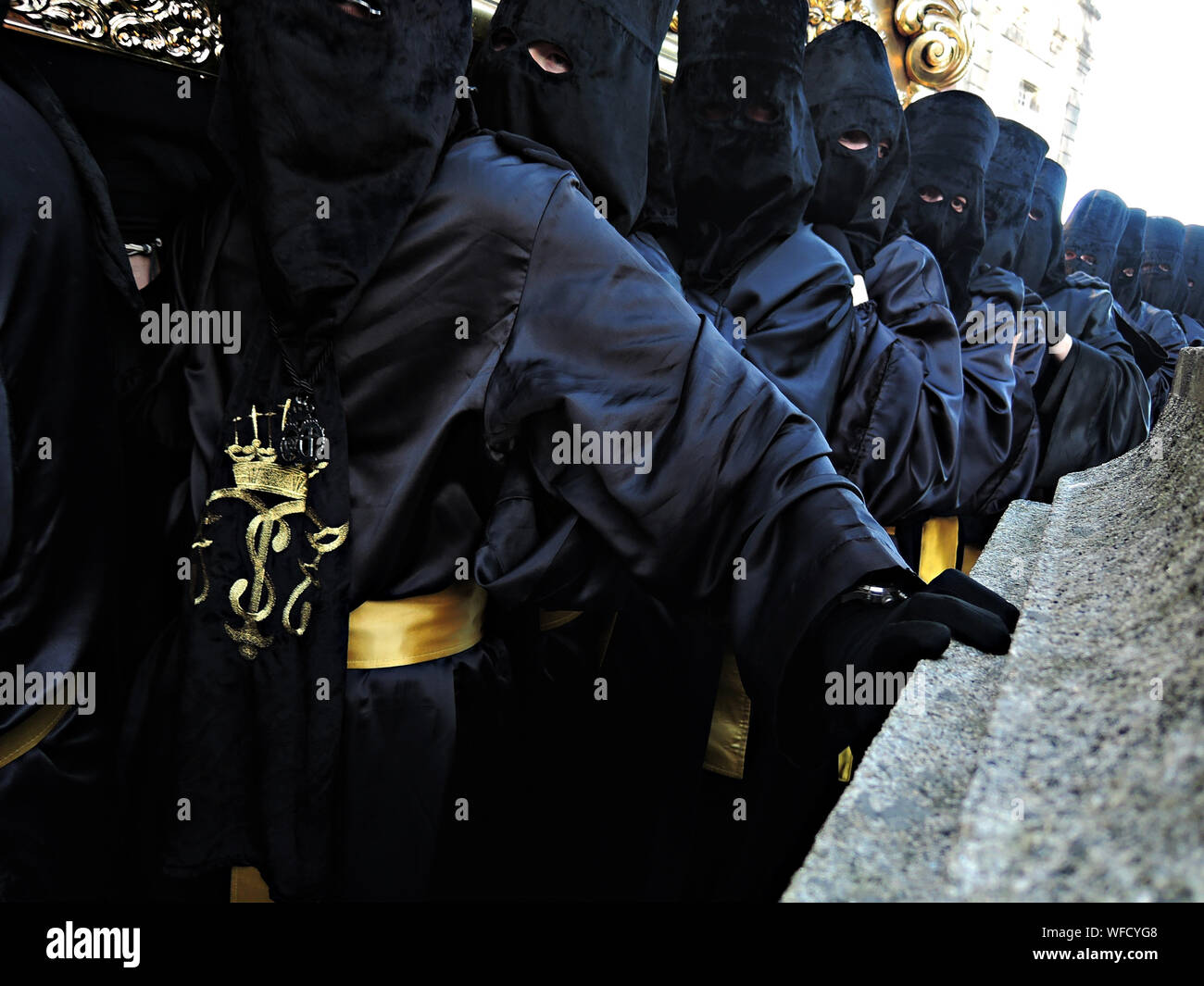 Row of faces hi-res stock photography and images - Alamy
