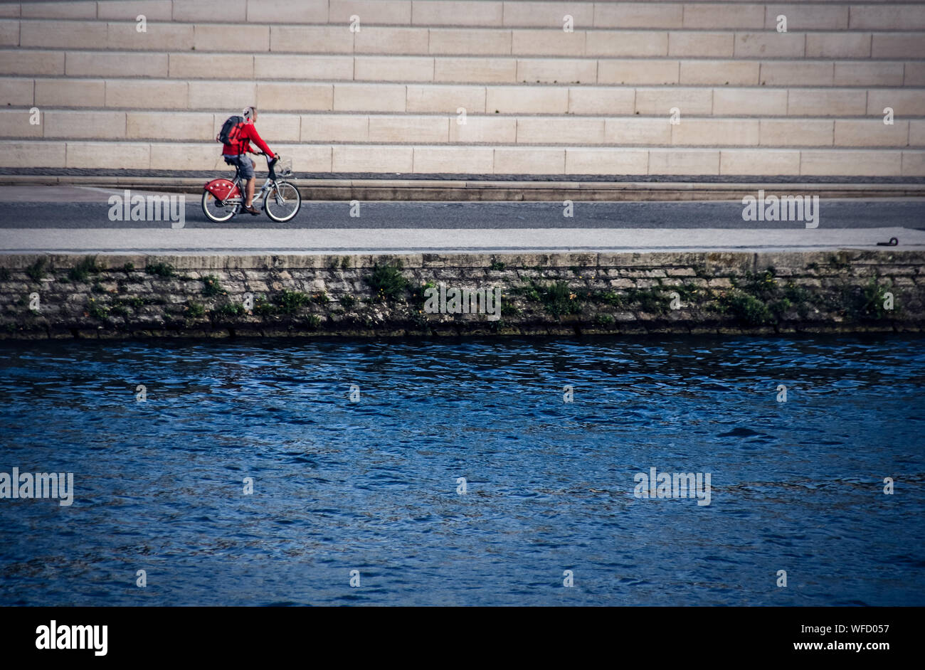 Man riding bicycle side view hi-res stock photography and images - Alamy