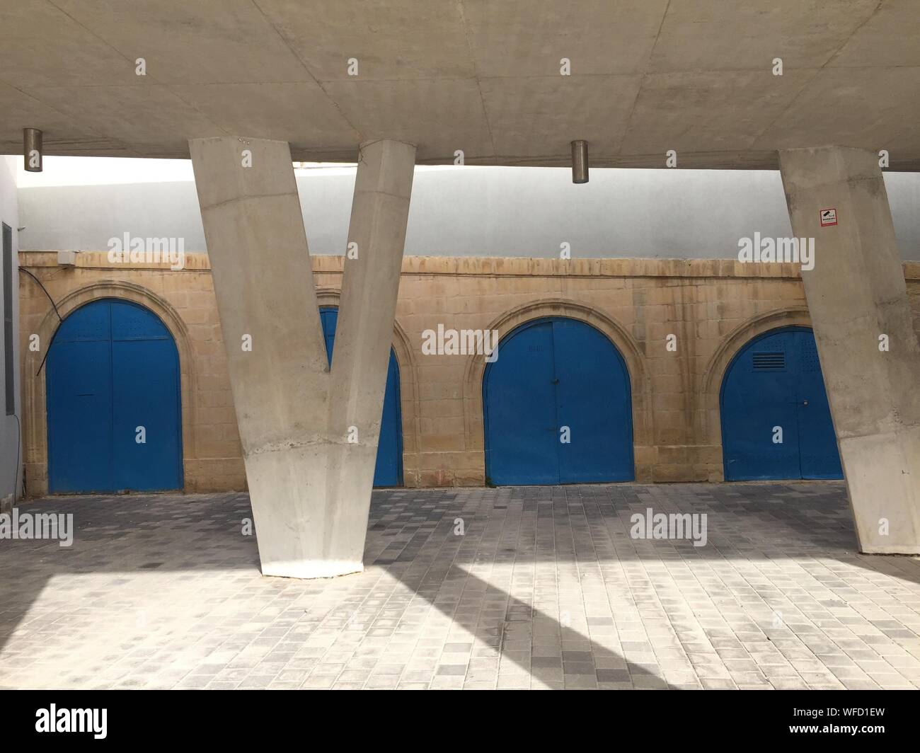 Shadow underneath hi-res stock photography and images - Alamy