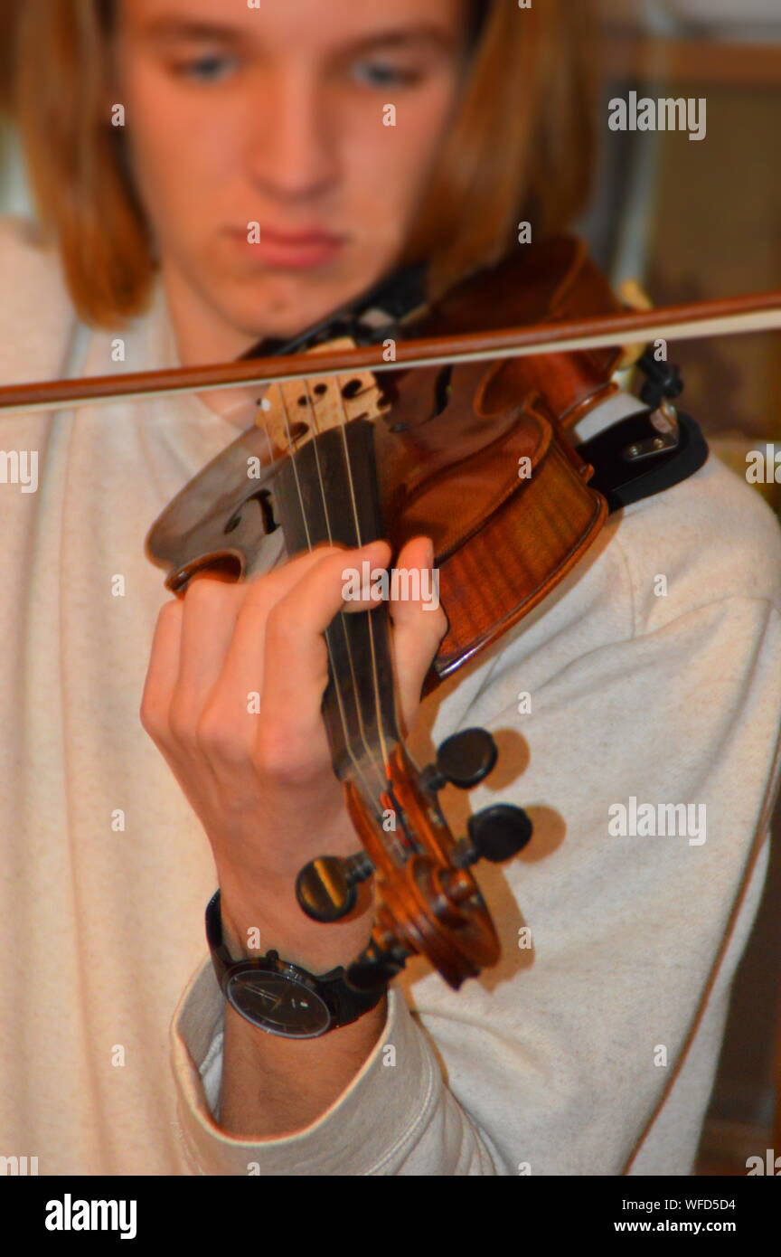 Violin young man hi-res stock photography and images - Alamy