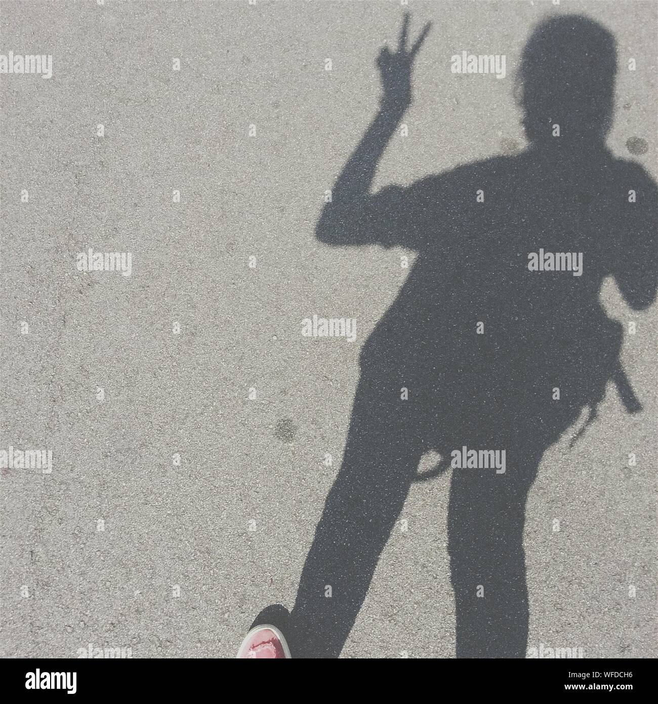 Shadow making peace sign hi-res stock photography and images - Alamy