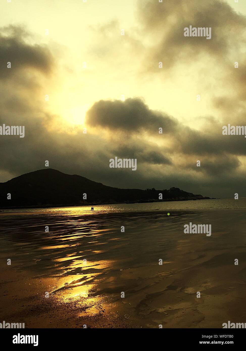 Wet sand shining hi-res stock photography and images - Alamy