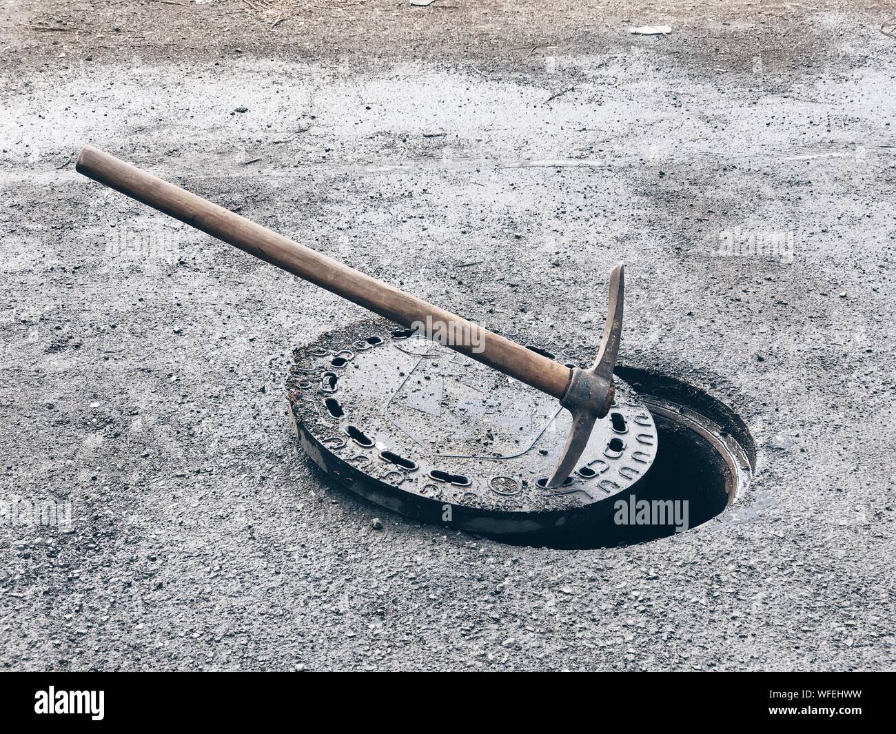 Work manhole hi-res stock photography and images - Alamy
