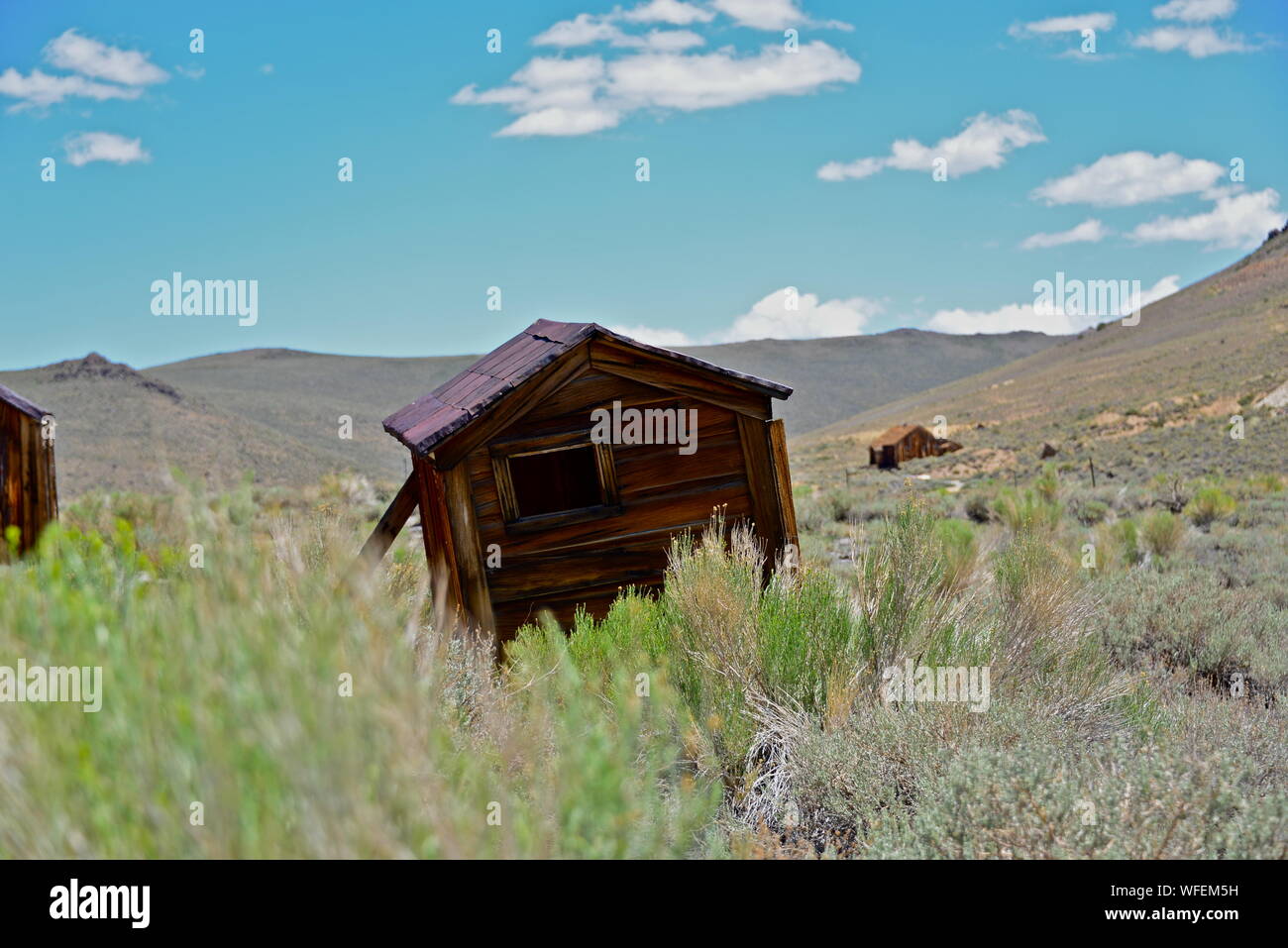Log cabin field built structure hi-res stock photography and images - Alamy