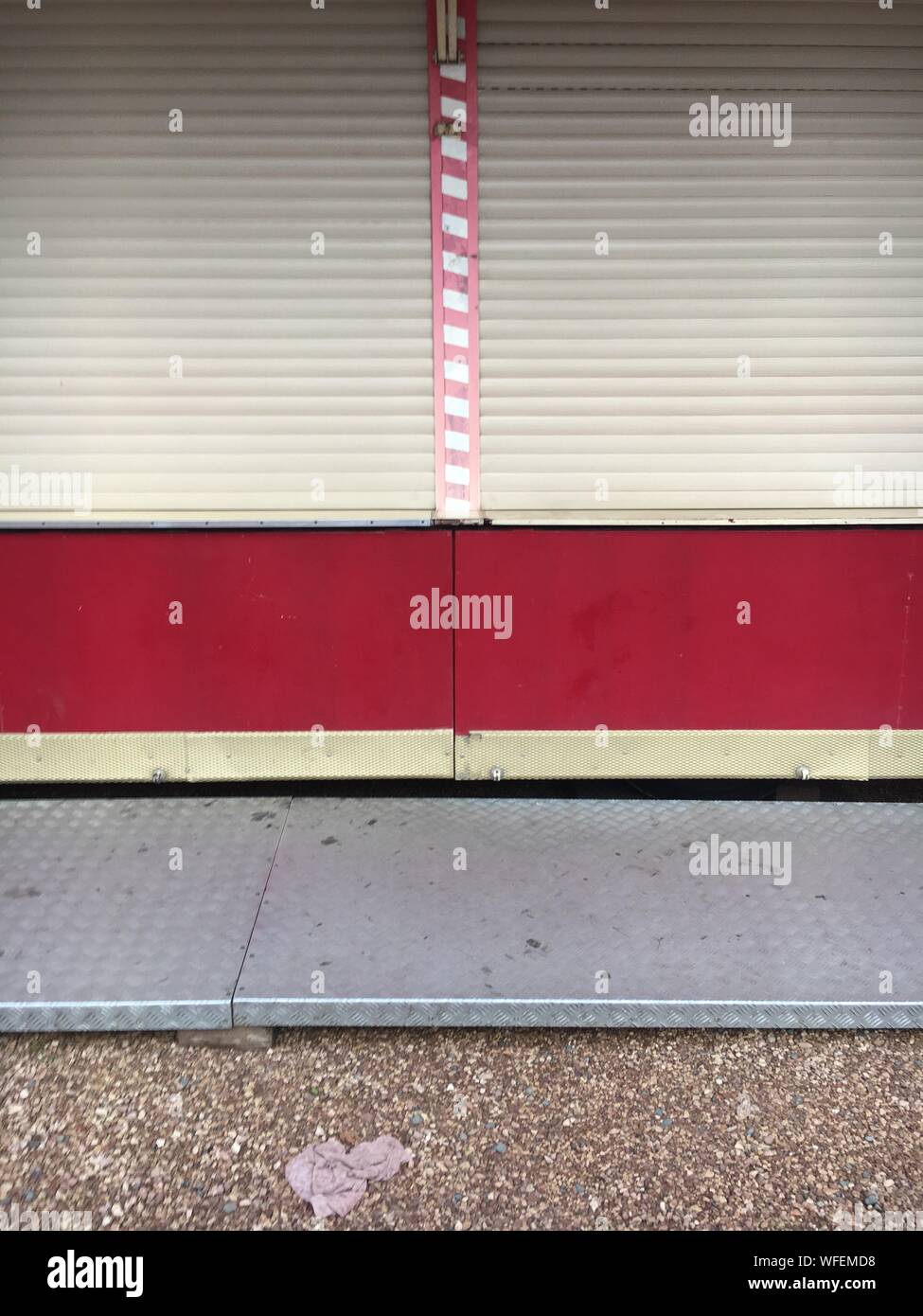 Closed shutter store architecture hi-res stock photography and images ...