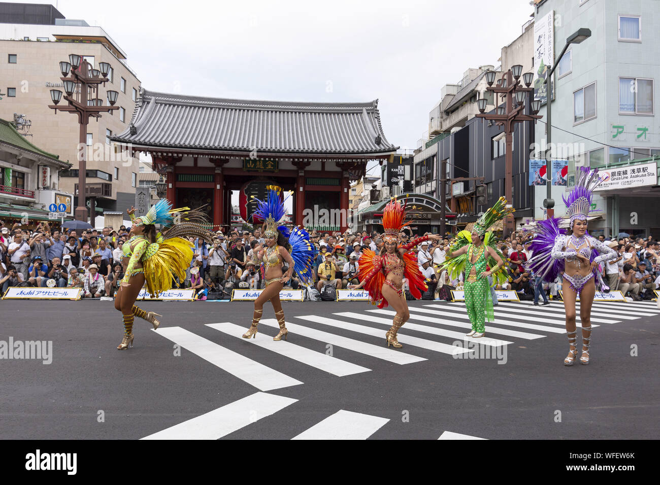 Tokyo, Japan. 31st Aug, 2019. Samba dancers perform through the streets ...