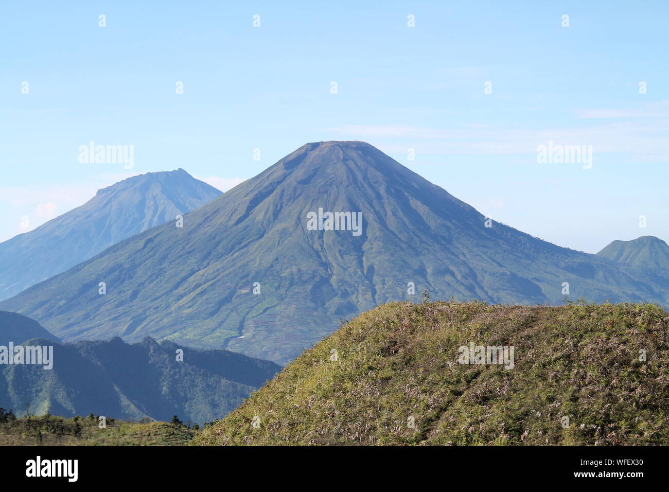 Volcanic mountain range hi-res stock photography and images - Alamy