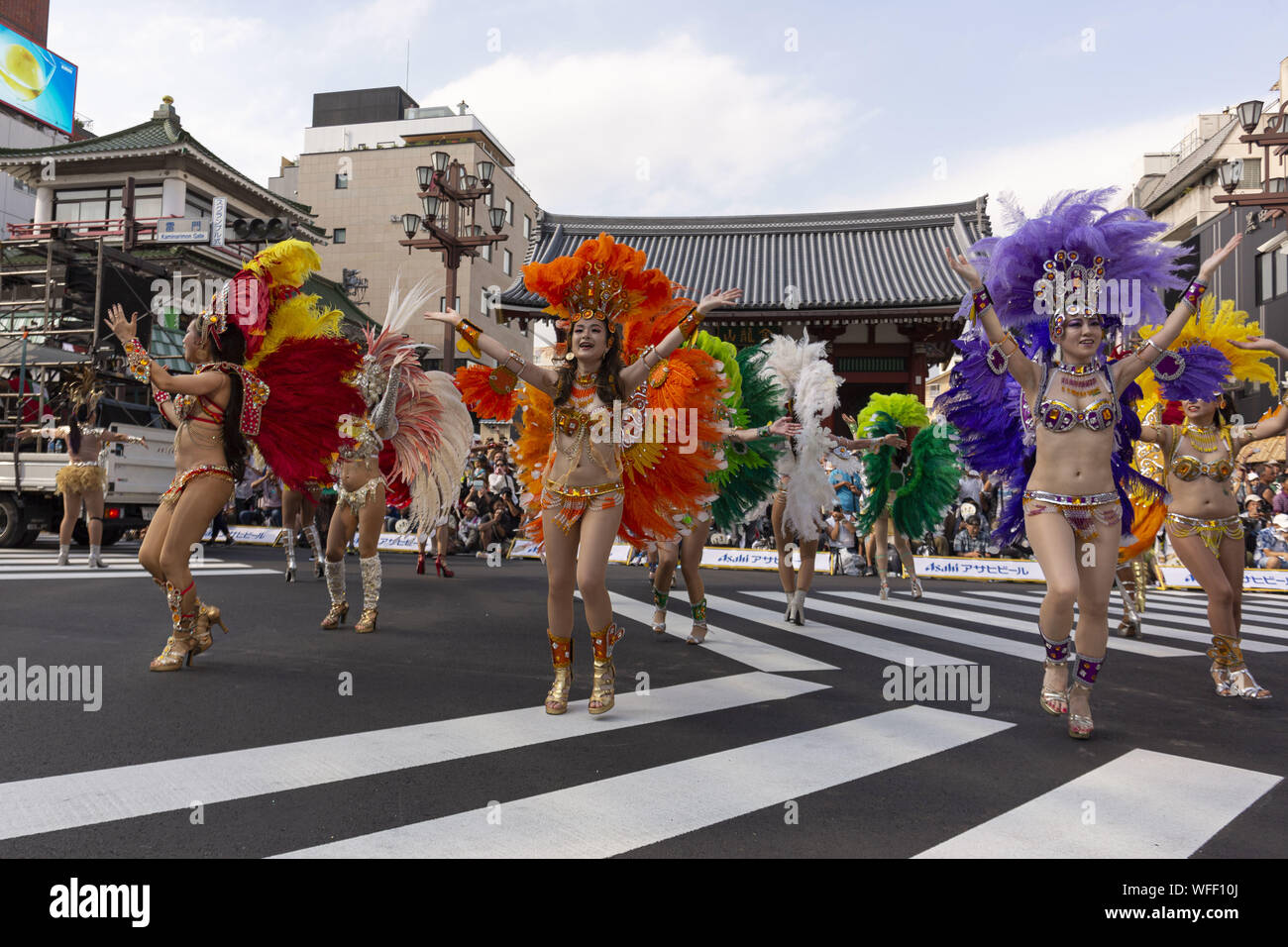Tokyo, Japan. 31st Aug, 2019. Samba dancers perform through the streets ...
