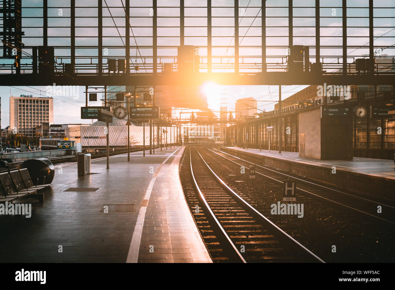 Empty platform bench railway station hi-res stock photography and ...