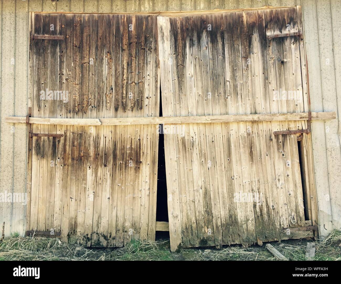 Broken barn door hi-res stock photography and images - Alamy