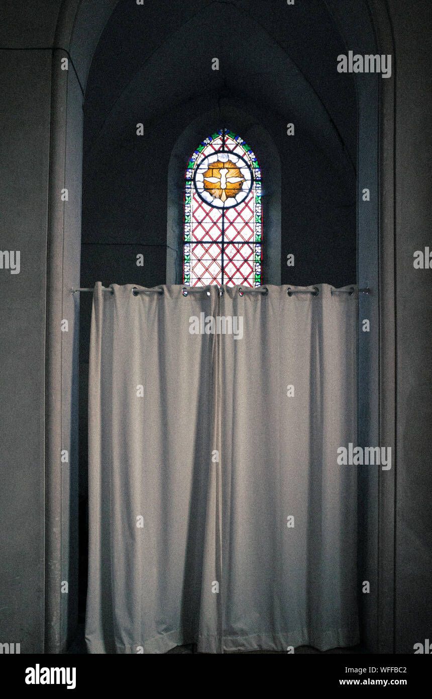 Curtain arch hi-res stock photography and images - Alamy