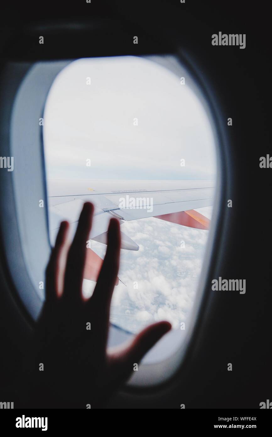 Human hand on airplane window hi-res stock photography and images - Alamy