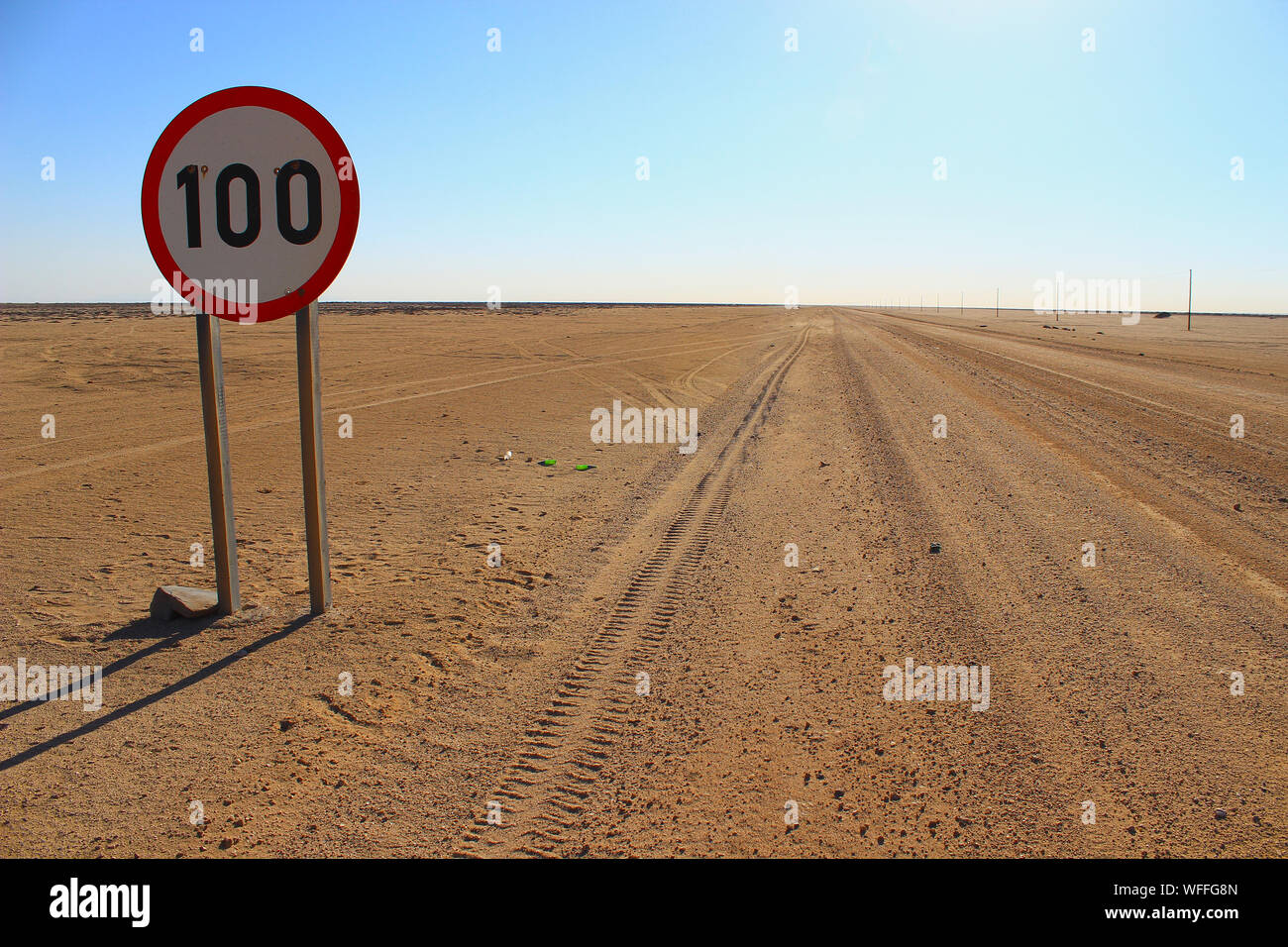 100 speed sign hi-res stock photography and images - Alamy