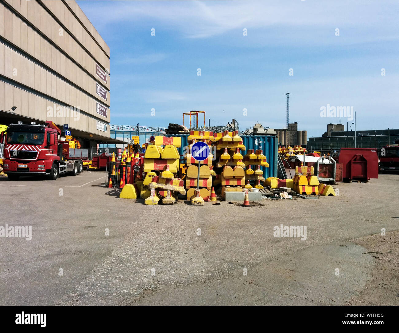 Construction arrow hi-res stock photography and images - Alamy