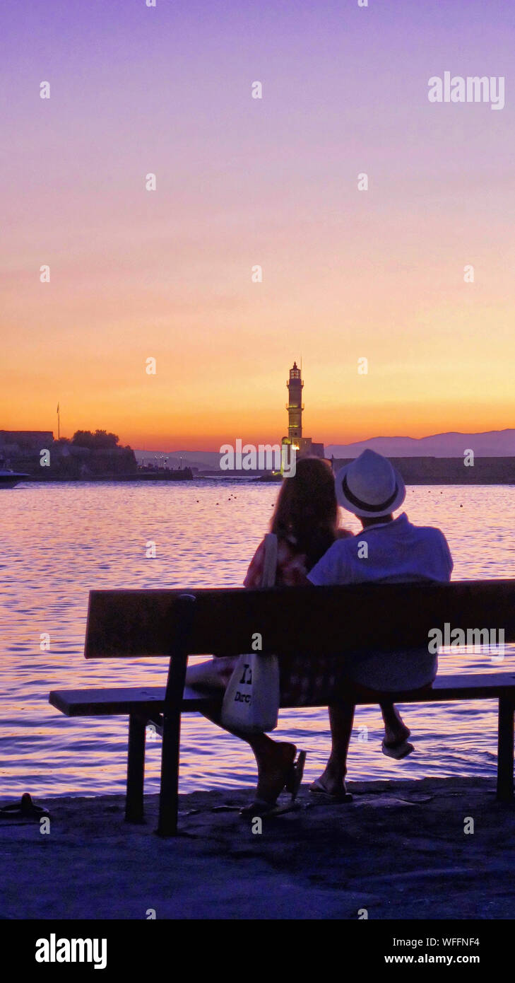Couple sitting on bench at sunset hi-res stock photography and images ...
