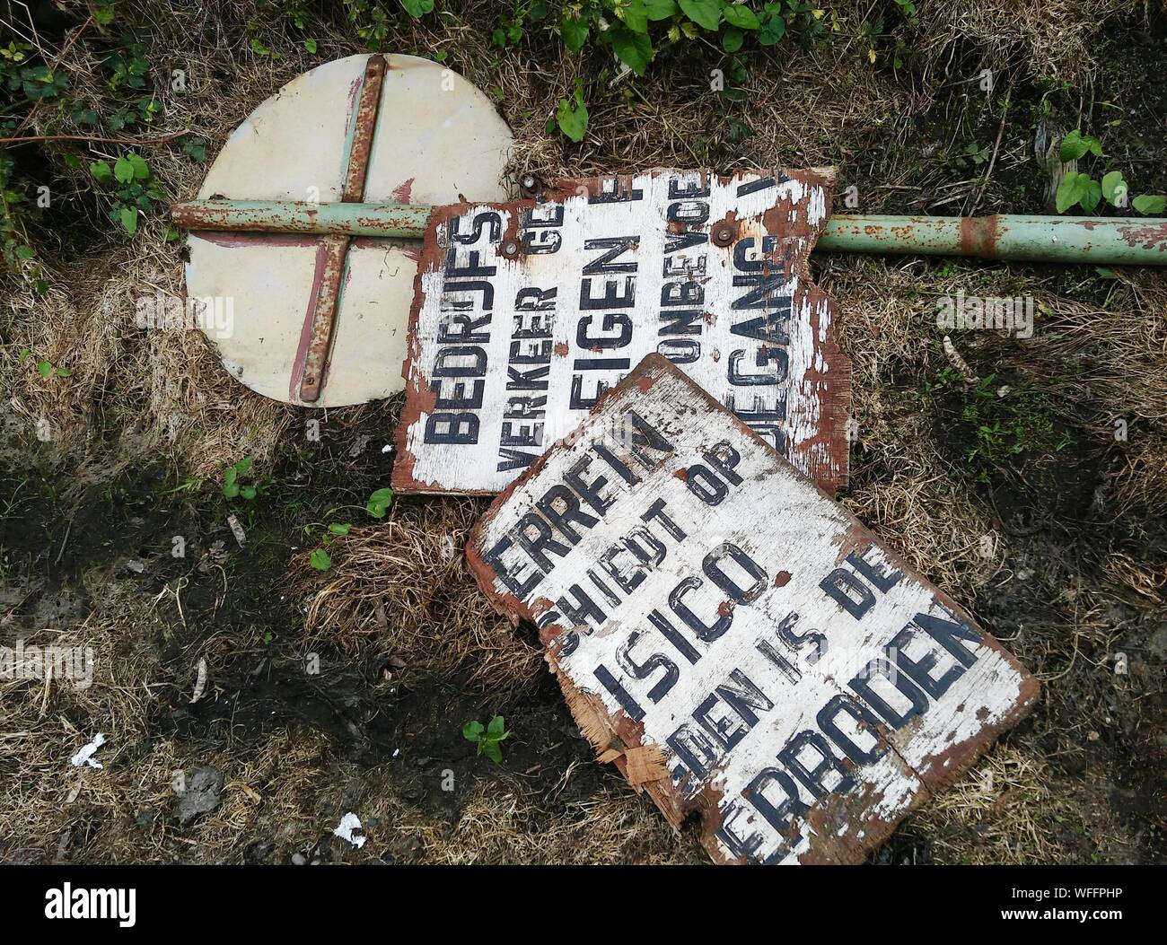 Abandoned signs hi-res stock photography and images - Alamy