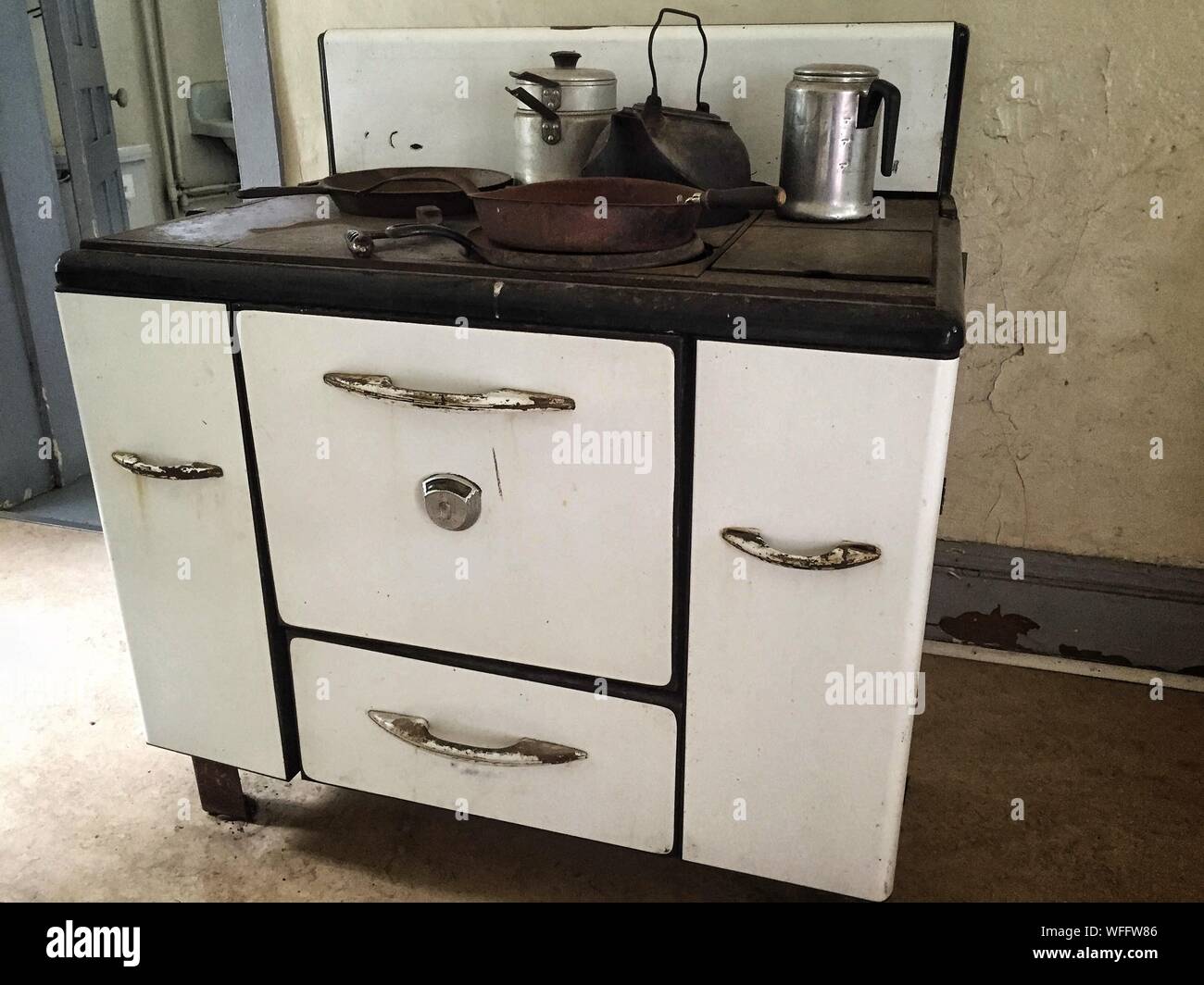 Abandoned stove hi-res stock photography and images - Alamy