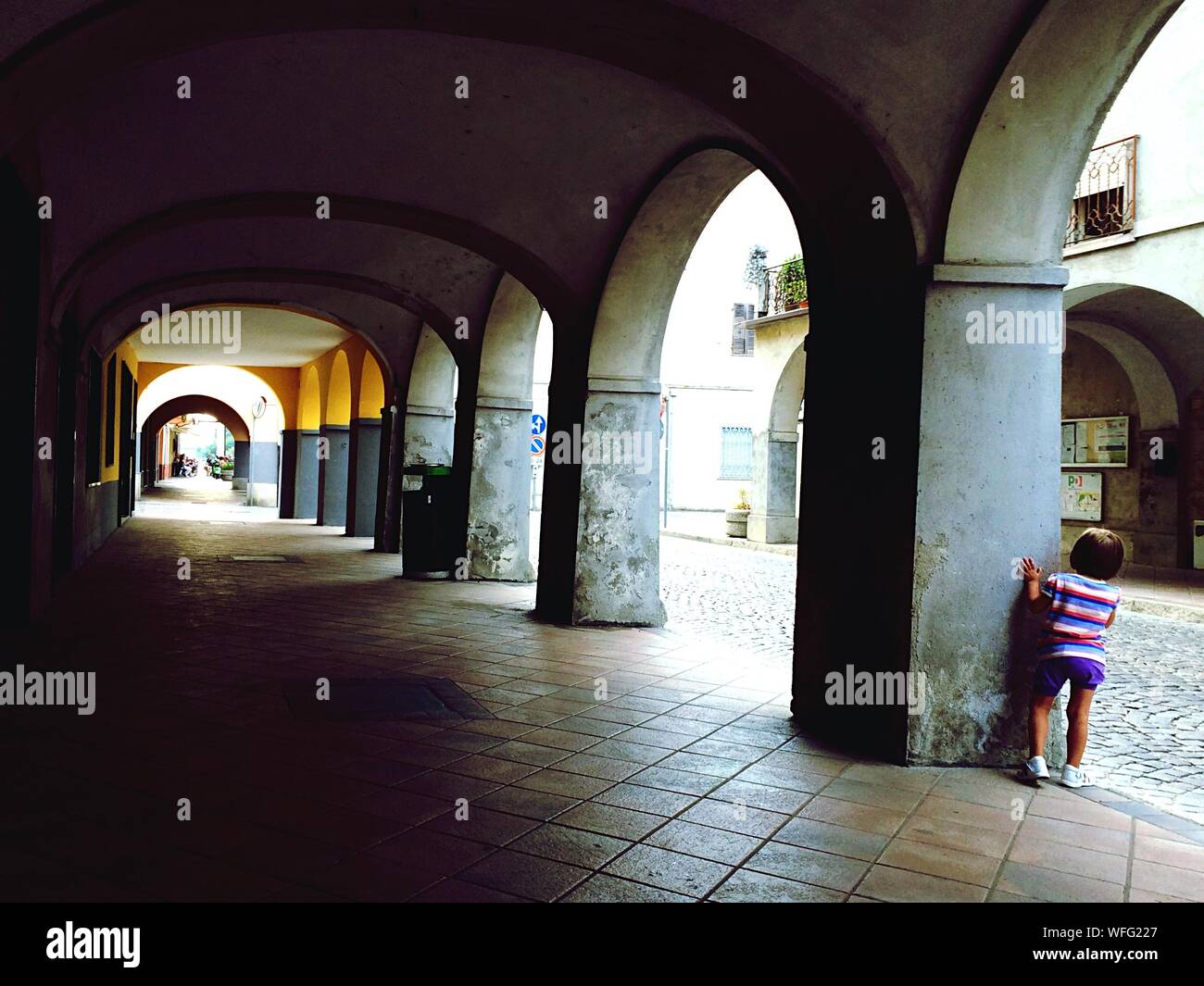 Hiding behind column hi-res stock photography and images - Alamy