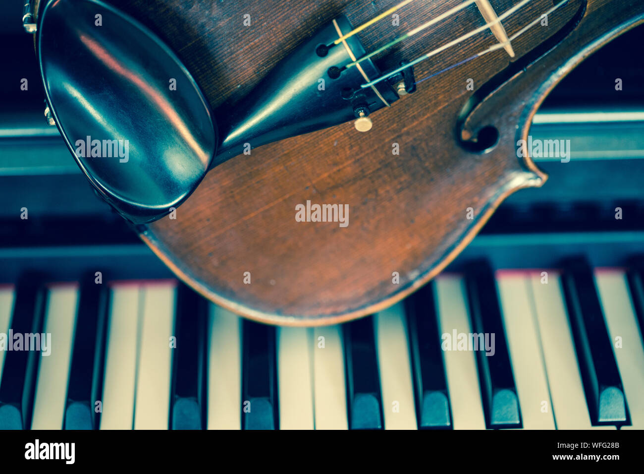 Key of violin hi-res stock photography and images - Alamy