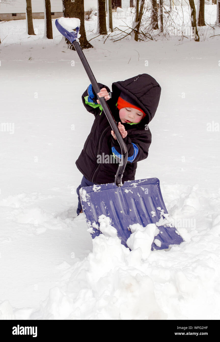 Boy digging not sea hi-res stock photography and images - Alamy