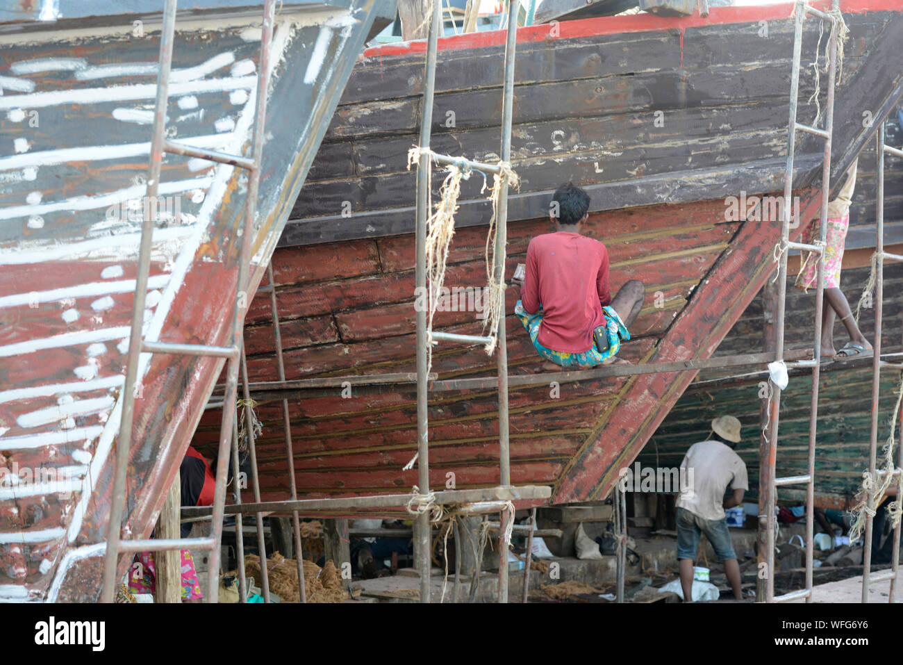 Men Working On Boats High Resolution Stock Photography and Images - Alamy