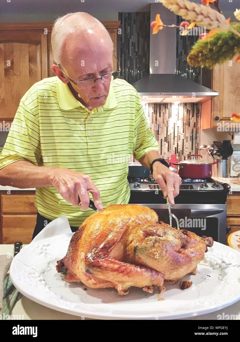 Person carving turkey hi-res stock photography and images - Alamy
