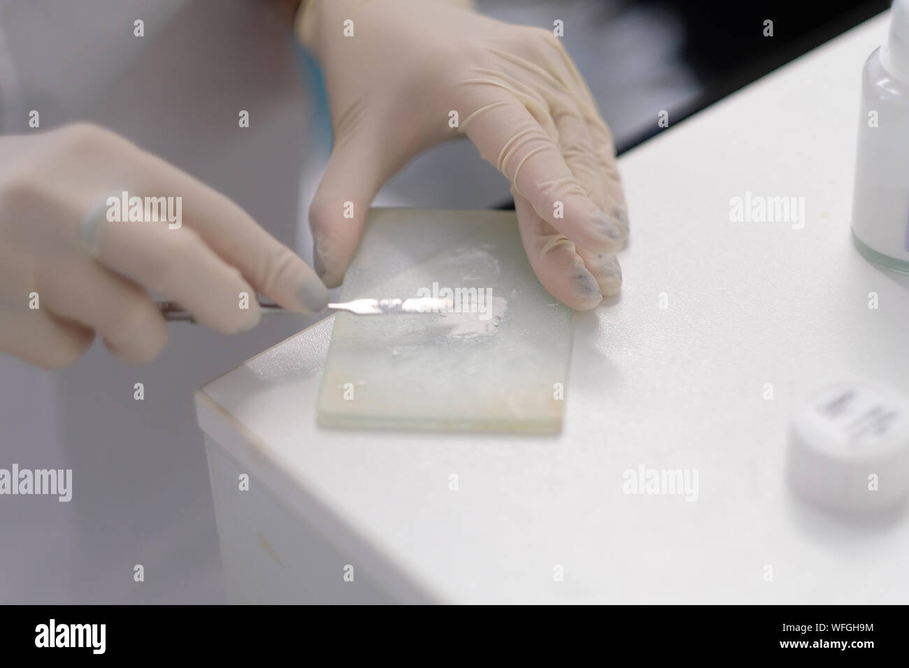 Dentist mixing dental material hi-res stock photography and images - Alamy