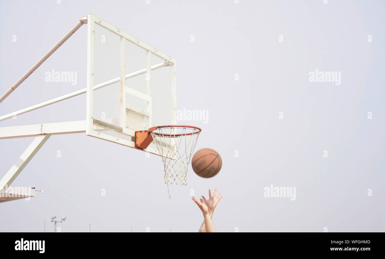 Basketball hands hi-res stock photography and images - Alamy