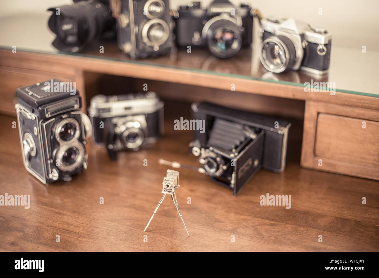 Vintage miniature camera hi-res stock photography and images - Alamy