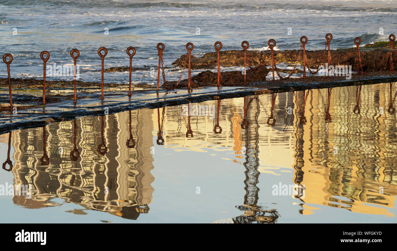 Beach infinity pool hi-res stock photography and images - Alamy