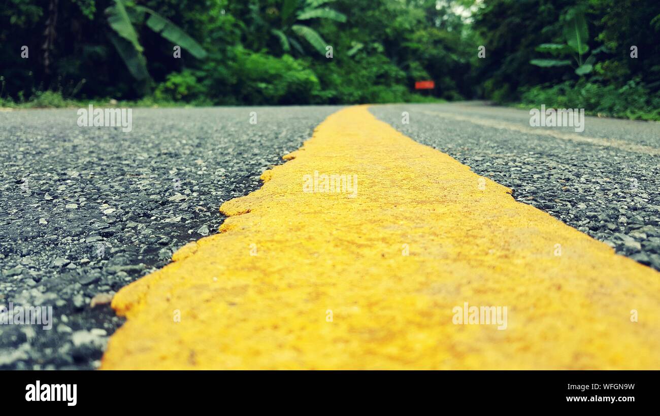 Yellow road marking hi-res stock photography and images - Alamy