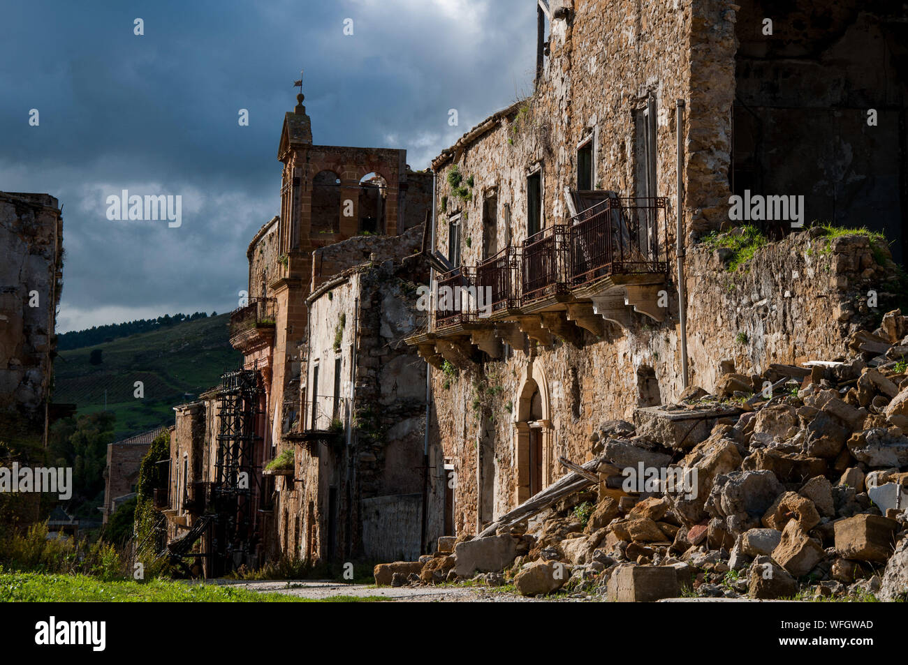 Damaged old buildings hi-res stock photography and images - Alamy