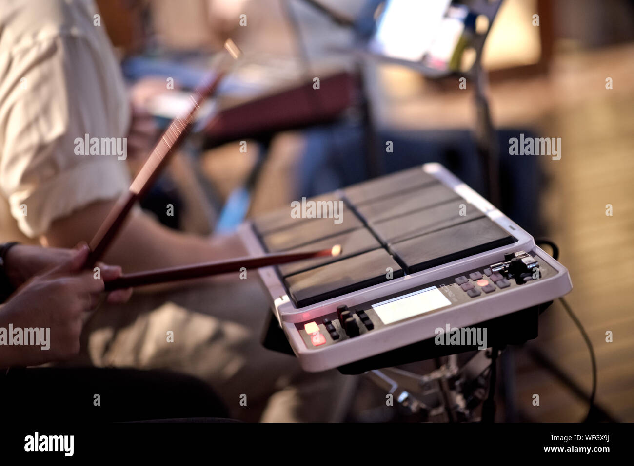 Person drumming hi-res stock photography and images - Alamy