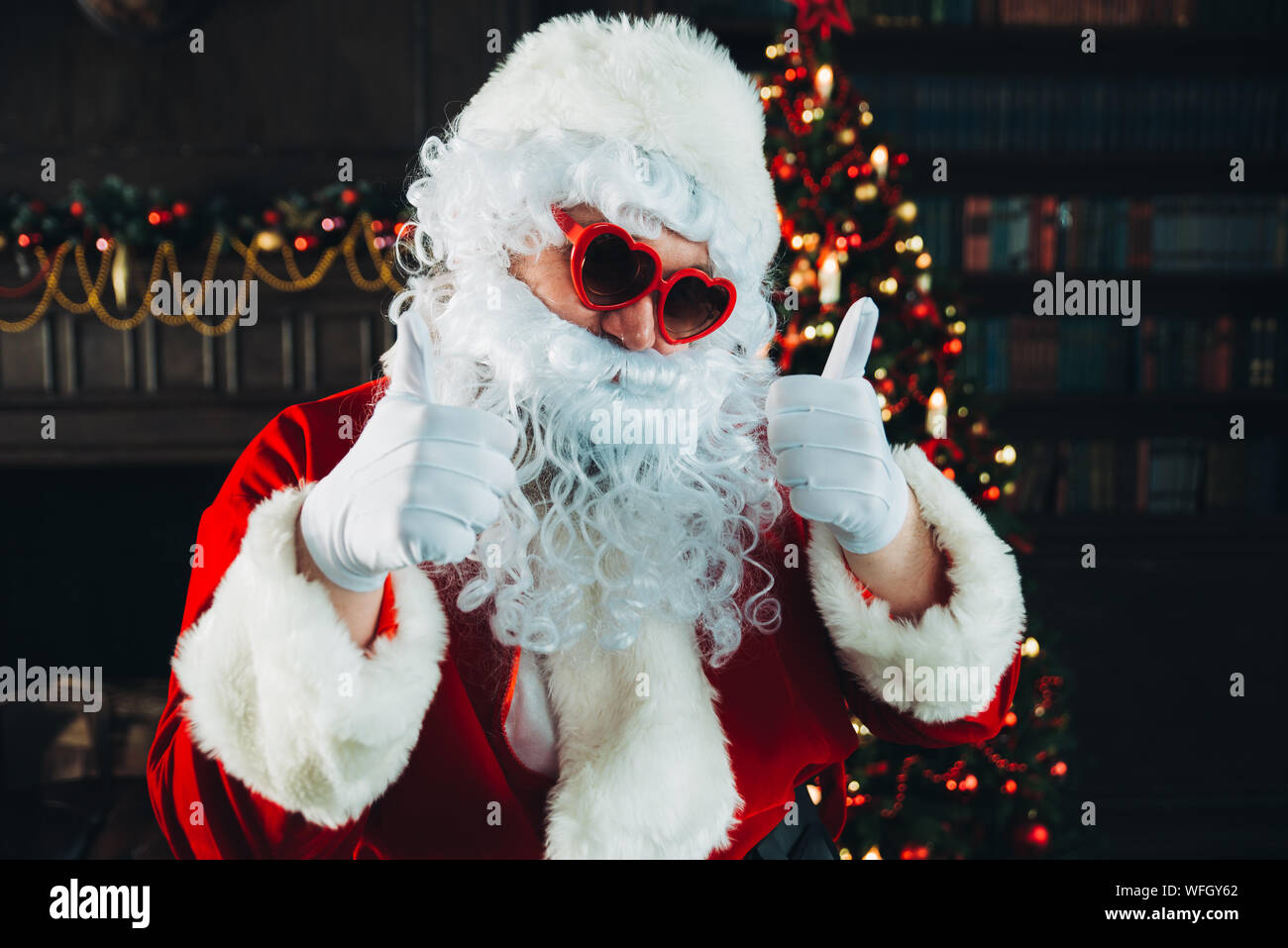 Santa claus wearing sunglasses hi-res stock photography and images - Alamy