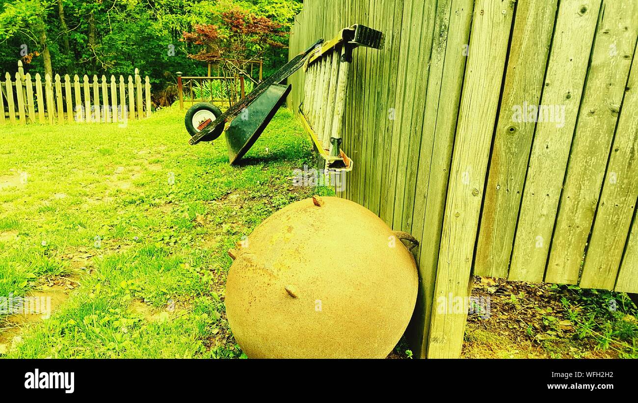 Push in the back hi-res stock photography and images - Alamy