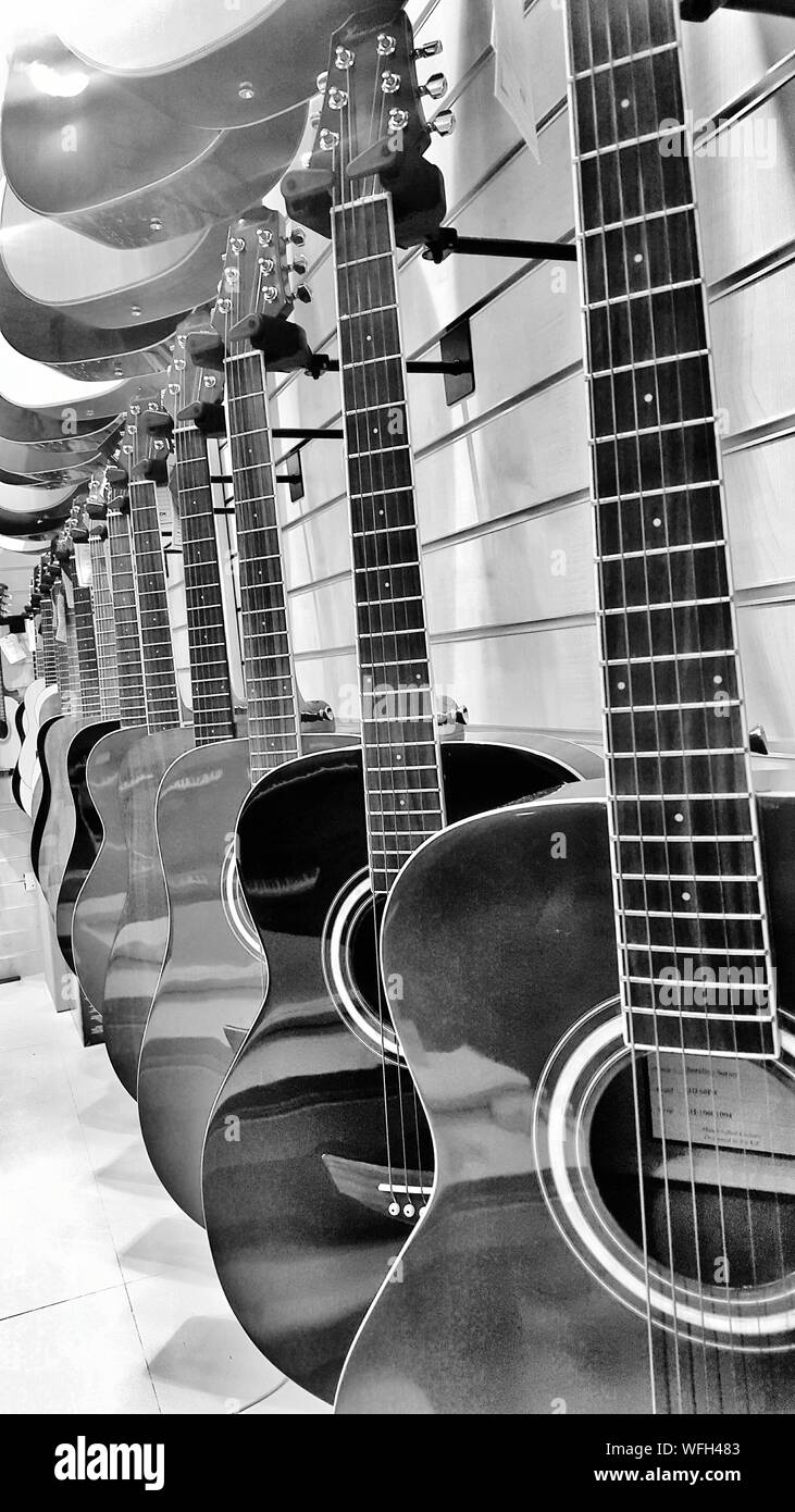 Row of guitars hi-res stock photography and images - Alamy