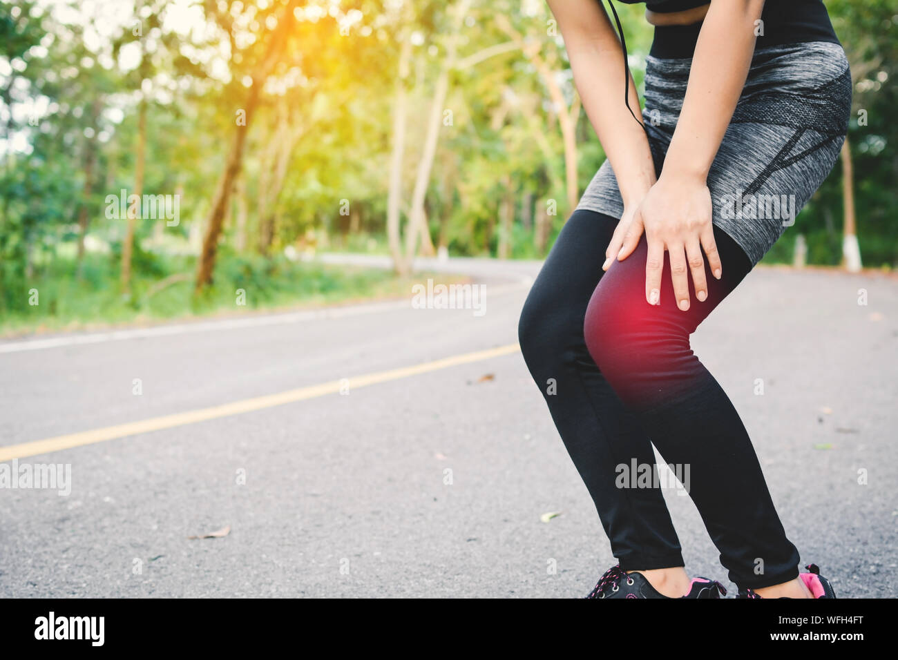 Knee pain black woman hi-res stock photography and images - Alamy