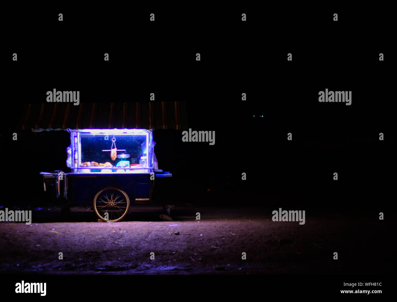 Illuminated night stall hi-res stock photography and images - Alamy