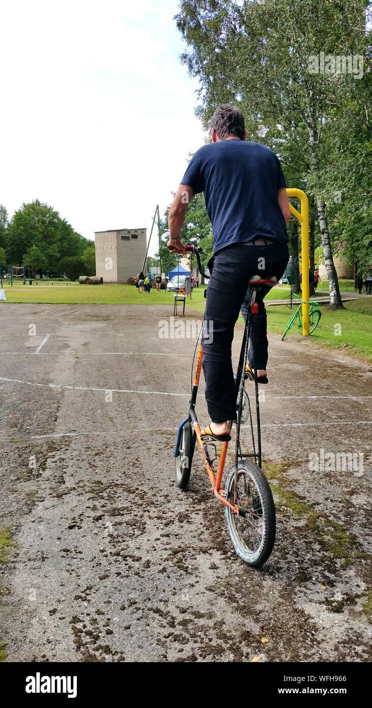 Tall man hi-res stock photography and images - Alamy