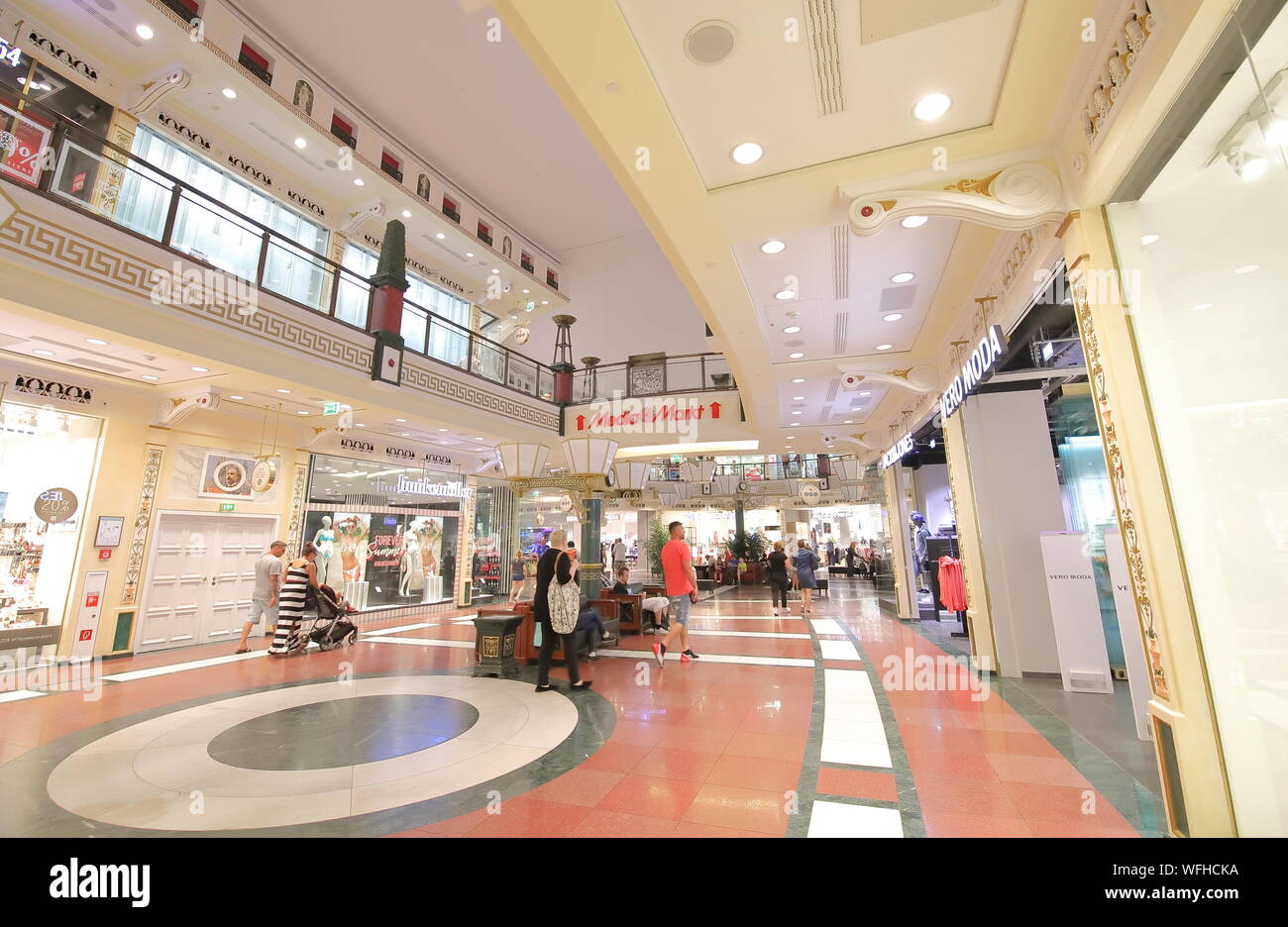 Das Schloss Shopping Mall Berlin Germany Stock Photo Alamy das-schloss-shopping-mall-berlin-germany-stock-photo-alamy