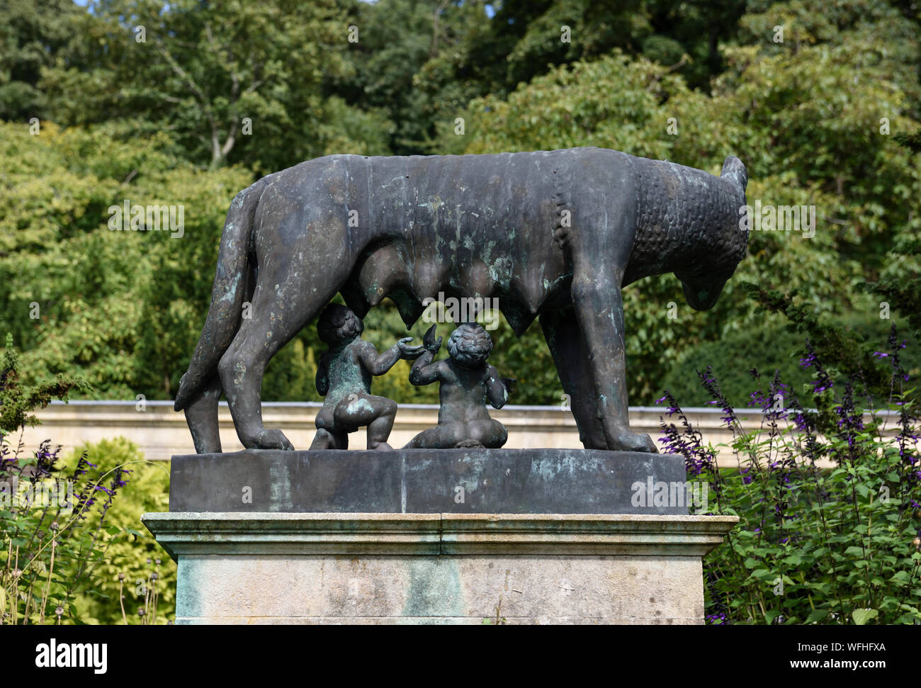 Iford manor peto hi-res stock photography and images - Alamy