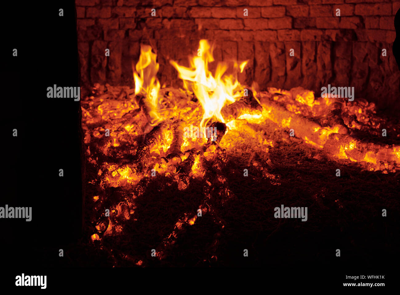 Burning fire in fireplace hi-res stock photography and images - Alamy