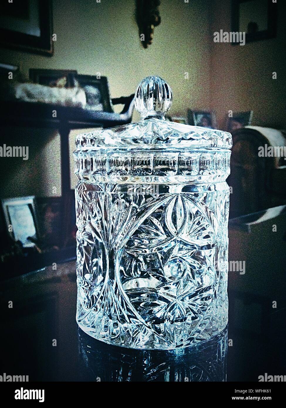 Table interior floral hi-res stock photography and images - Alamy