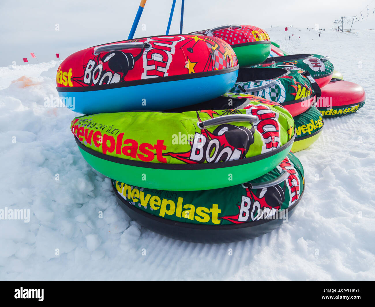 White ring ski hi-res stock photography and images - Alamy