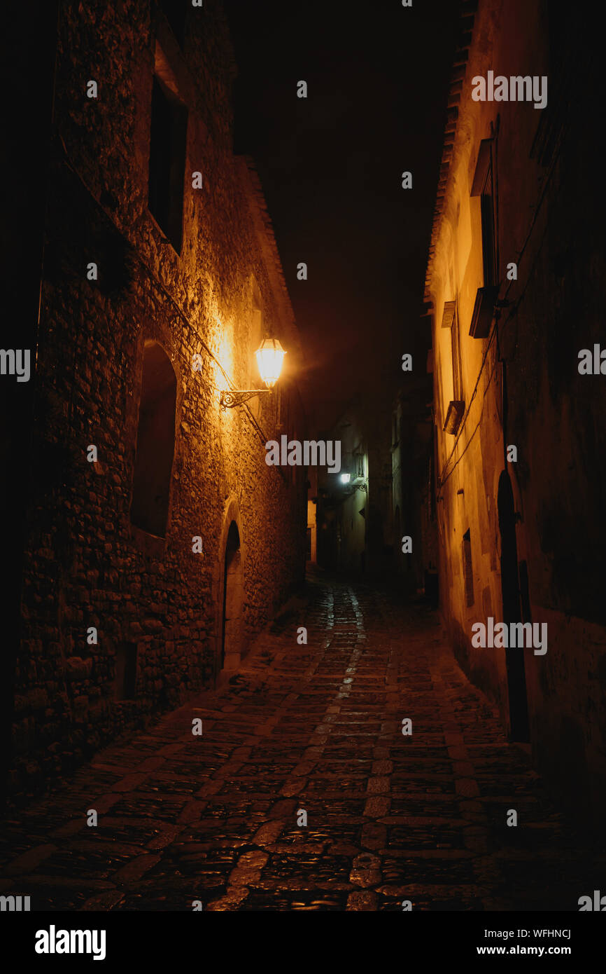 Dark alley city lights hi-res stock photography and images - Alamy