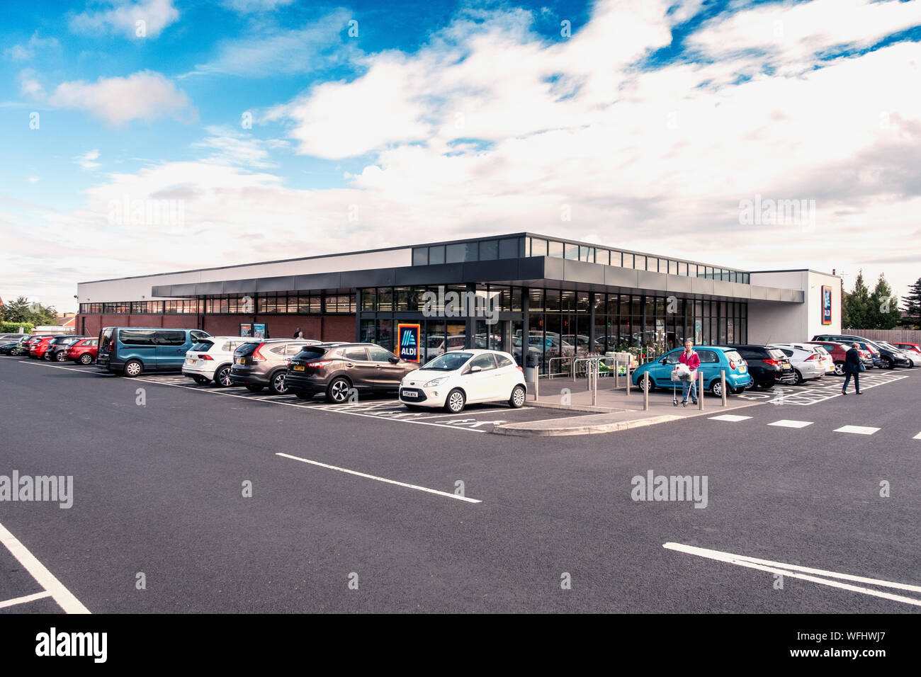 Aldi supermarket exterior Stock Photo - Alamy